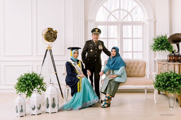 Begini Gaya Foto Wisuda Biar Hasilnya Lebih Berkesan - Pioneer Multiproduct